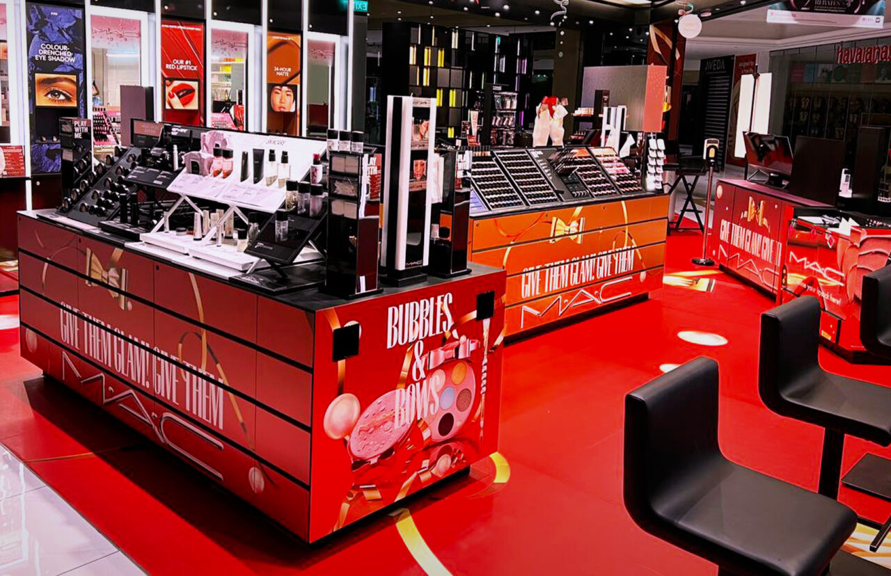 ad prints + vm displays : vm displays – Profoto®