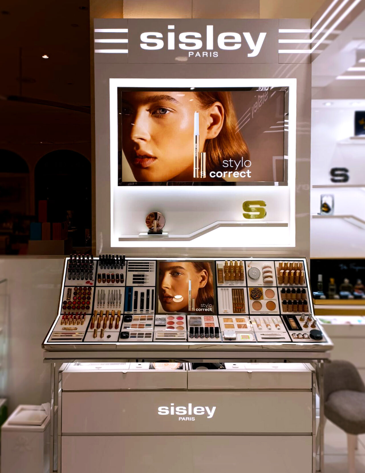 ad prints + vm displays : season visual change oct – dec 2022 – Profoto®