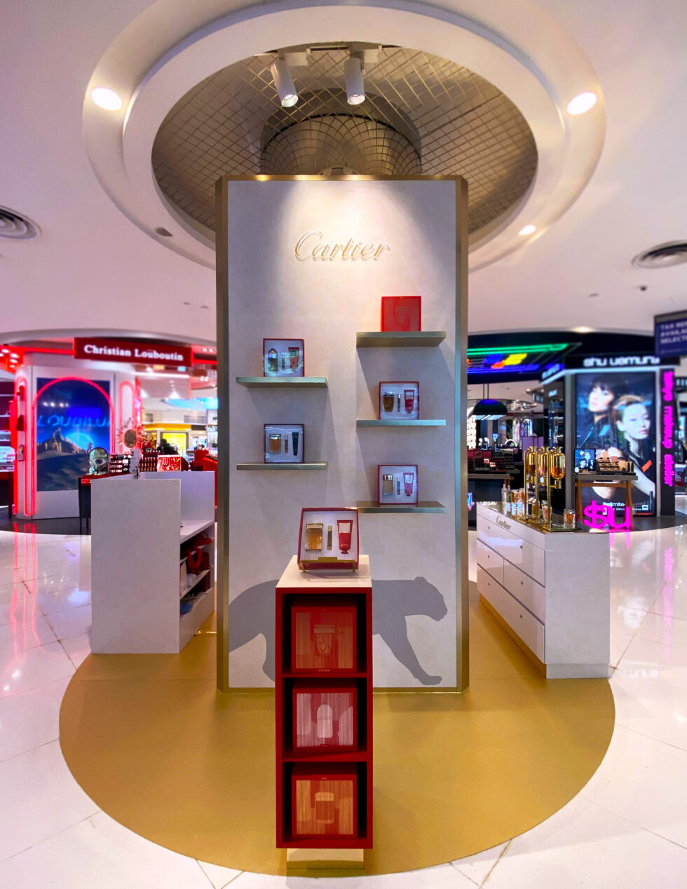 ad prints + vm displays : vm displays – Profoto®